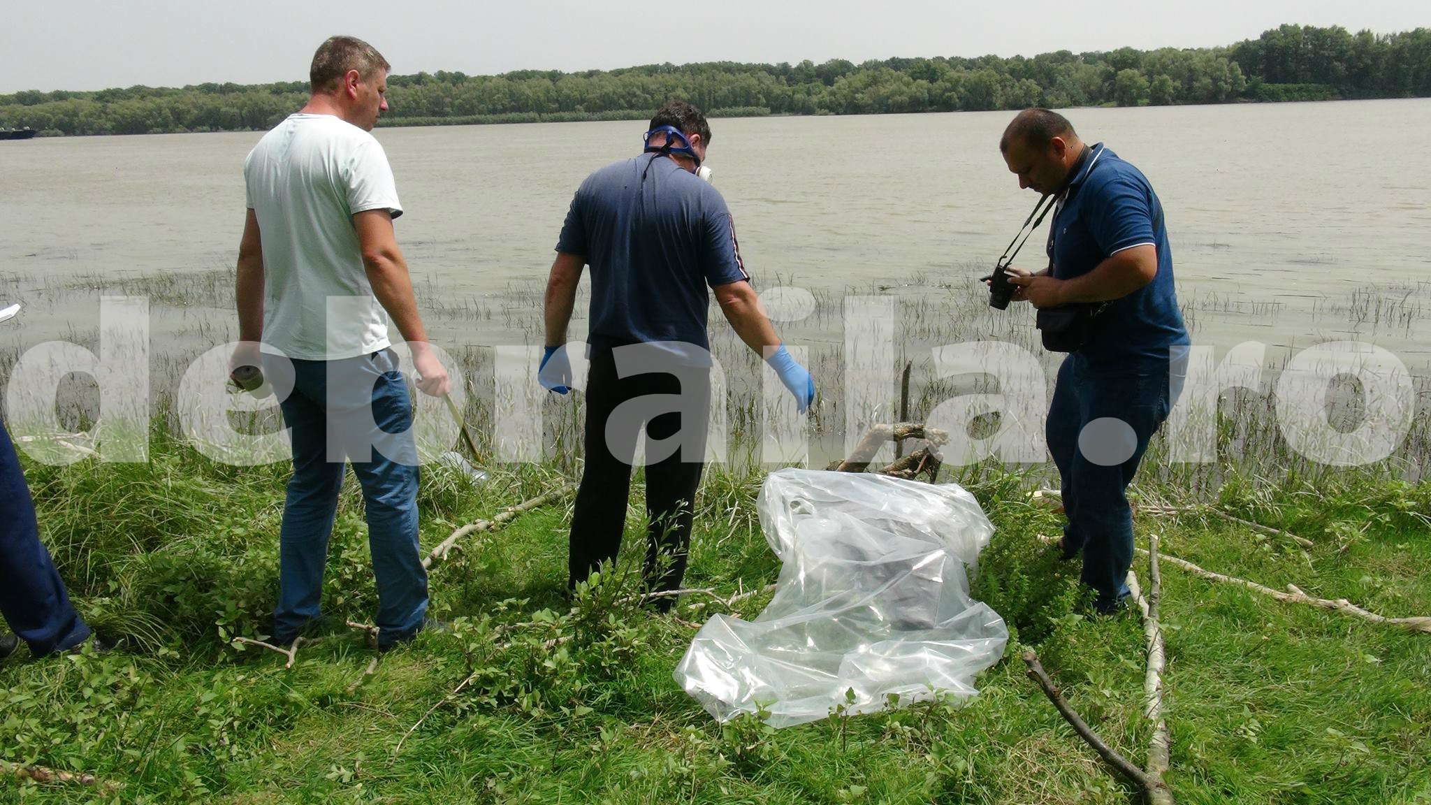 Cadavrul in putrefactie al unei femei, gasit pe malul Dunarii, la ...