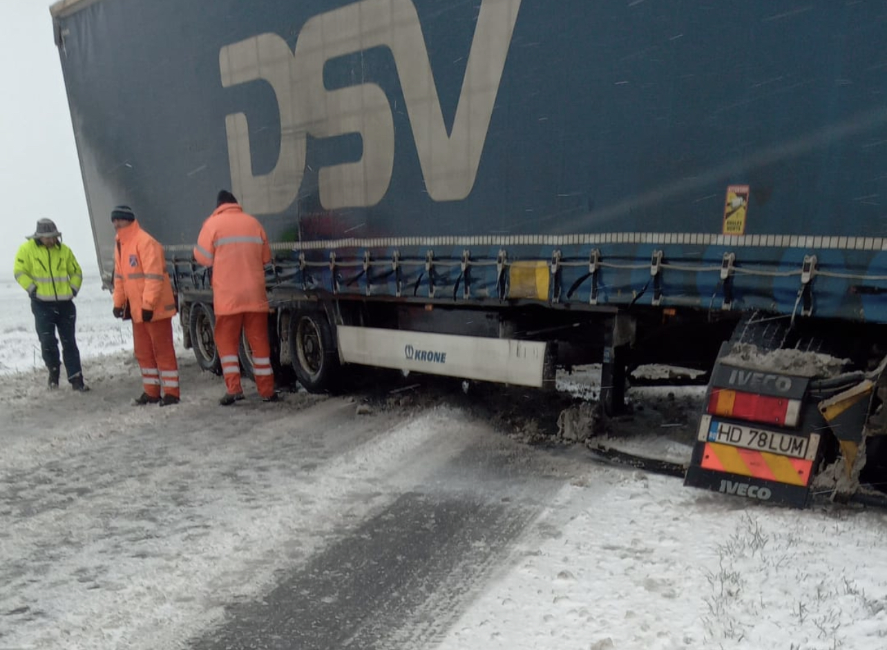Un TIR cu anvelope de vară a blocat traficul între Brăila și Buzău ...
