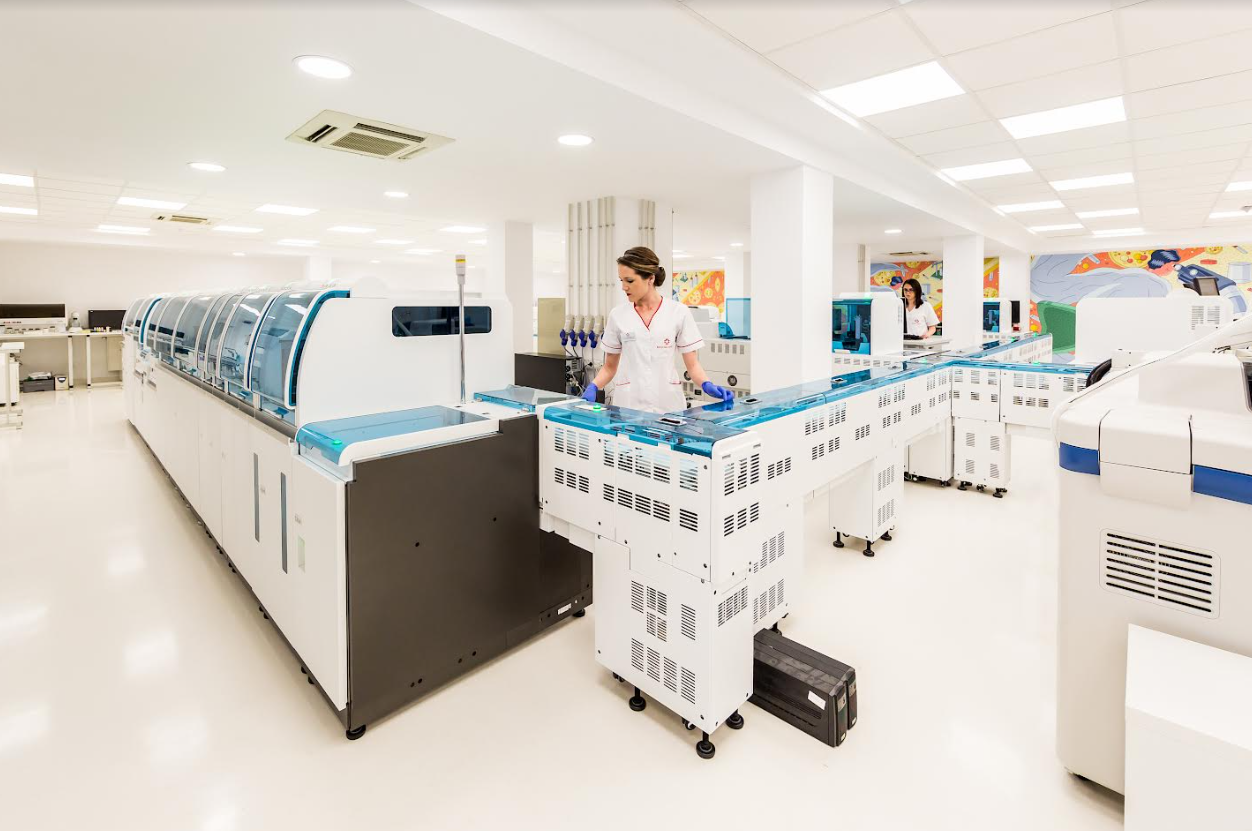 În laboratoarele REGINA MARIA, medicii specialiști fac echipă cu tehnologia ultra-performantă ...